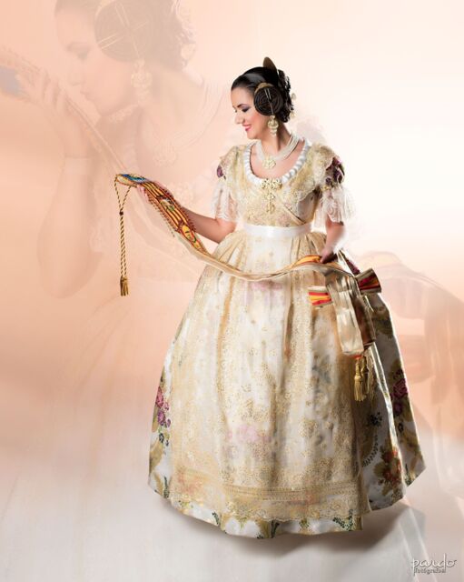 Fotografía de estudio de falleros y falleras.